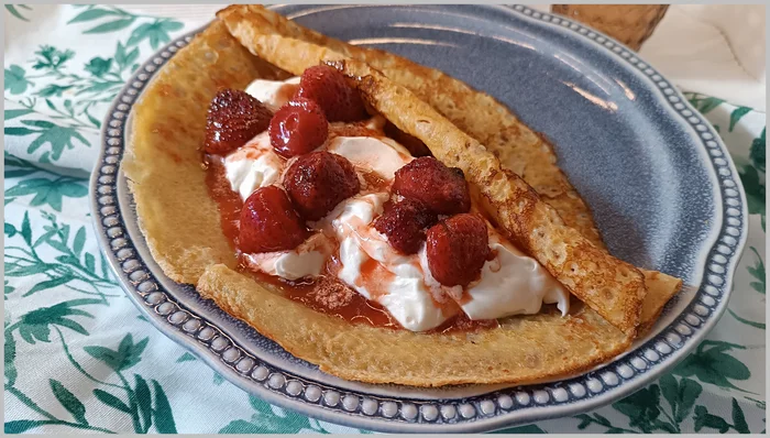 Crepes de frutas y chantilly en crepera - Cocina Francia